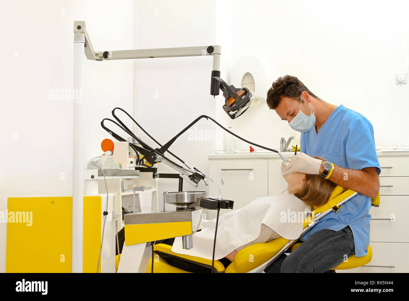 Eingriff zahnarztstuhl -Fotos und -Bildmaterial in hoher Auflösung – Alamy