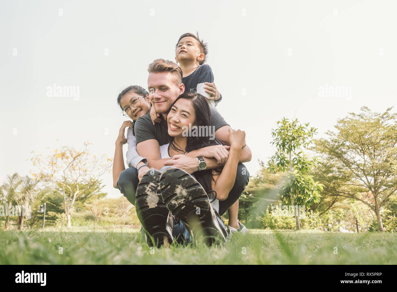 Portrait glückliche Familie Vater, Mutter, Sohn und Tochter Stockfotografie - Alamy