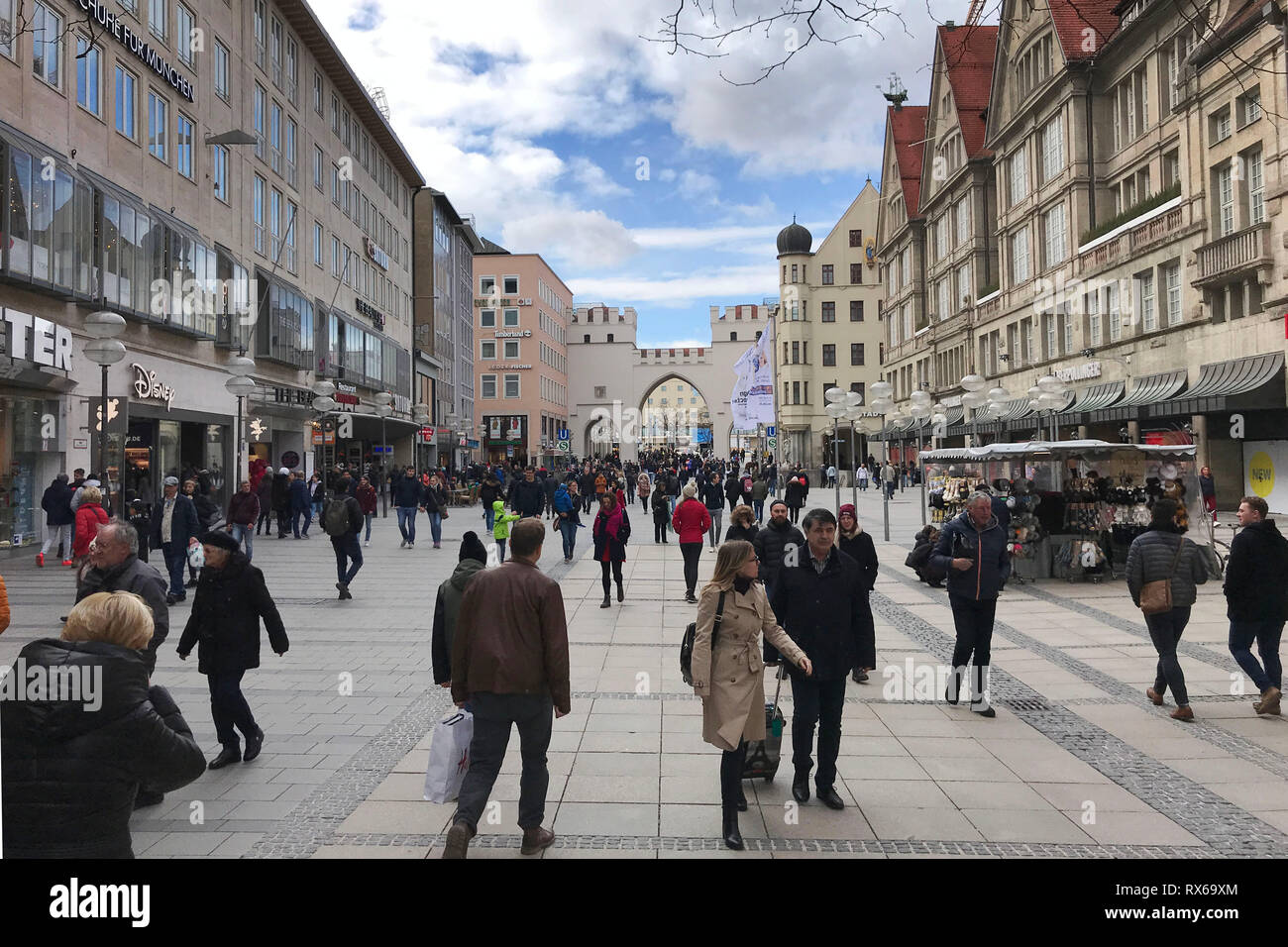Neuhauser Straße in München mit Blick auf den Karlsplatz Stachus ...
