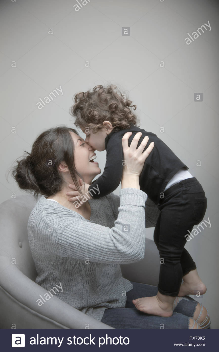 Mother daughter nose kissing -Fotos und -Bildmaterial in hoher ...