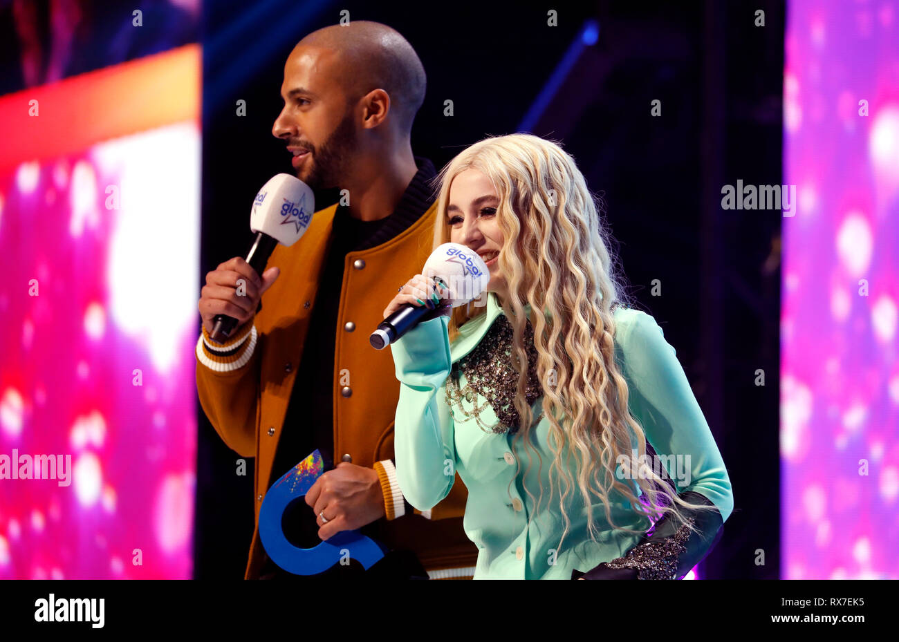 Ava max gig show -Fotos und -Bildmaterial in hoher Auflösung – Alamy