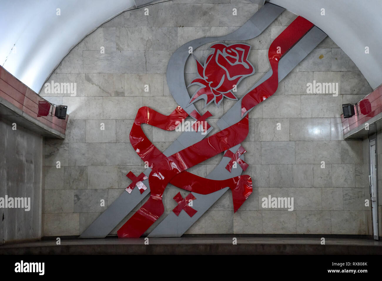 Tiflis, Georgien - Liberty Square Metro Station mit einem Symbol von ...
