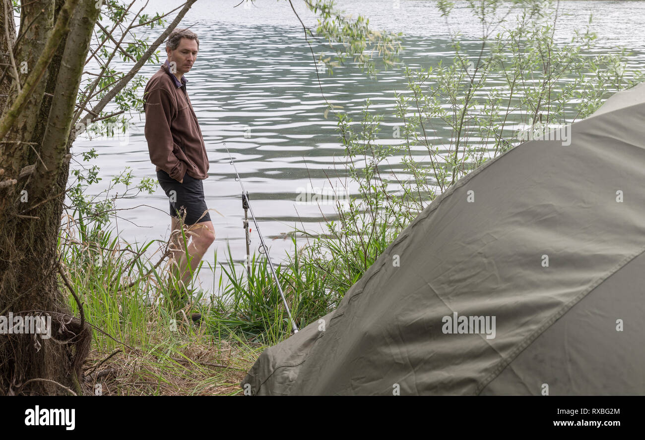 Angeln im camp -Fotos und -Bildmaterial in hoher Auflösung – Alamy