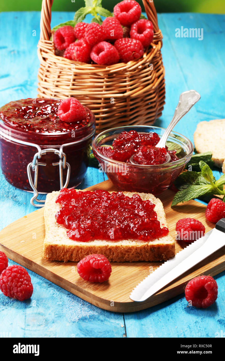 Toastbrot mit hausgemachter Himbeermarmelade oder Marmelade auf ...