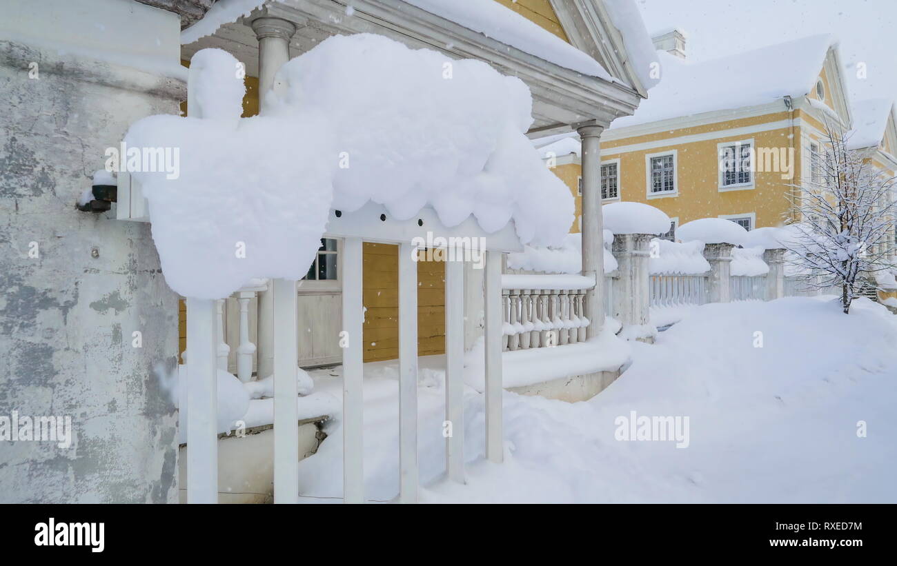 Eine der Tor der Palmse Manor mit Schnee. Das Herrenhaus und Open-air ...