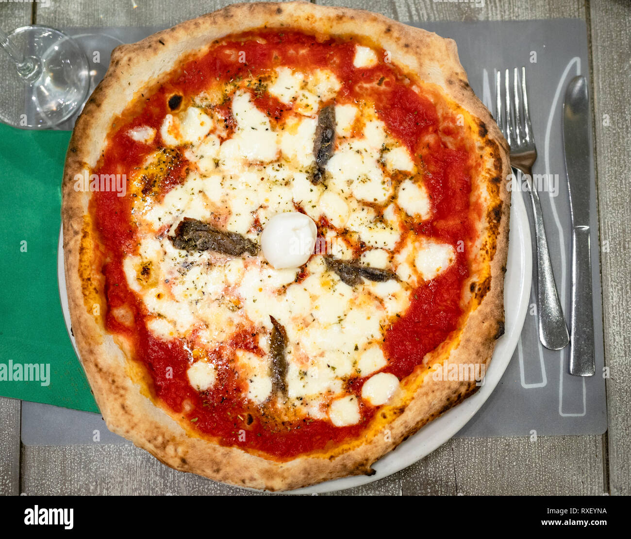 Blick von oben auf die typisch italienische Pizza Napoli mit Sardellen ...