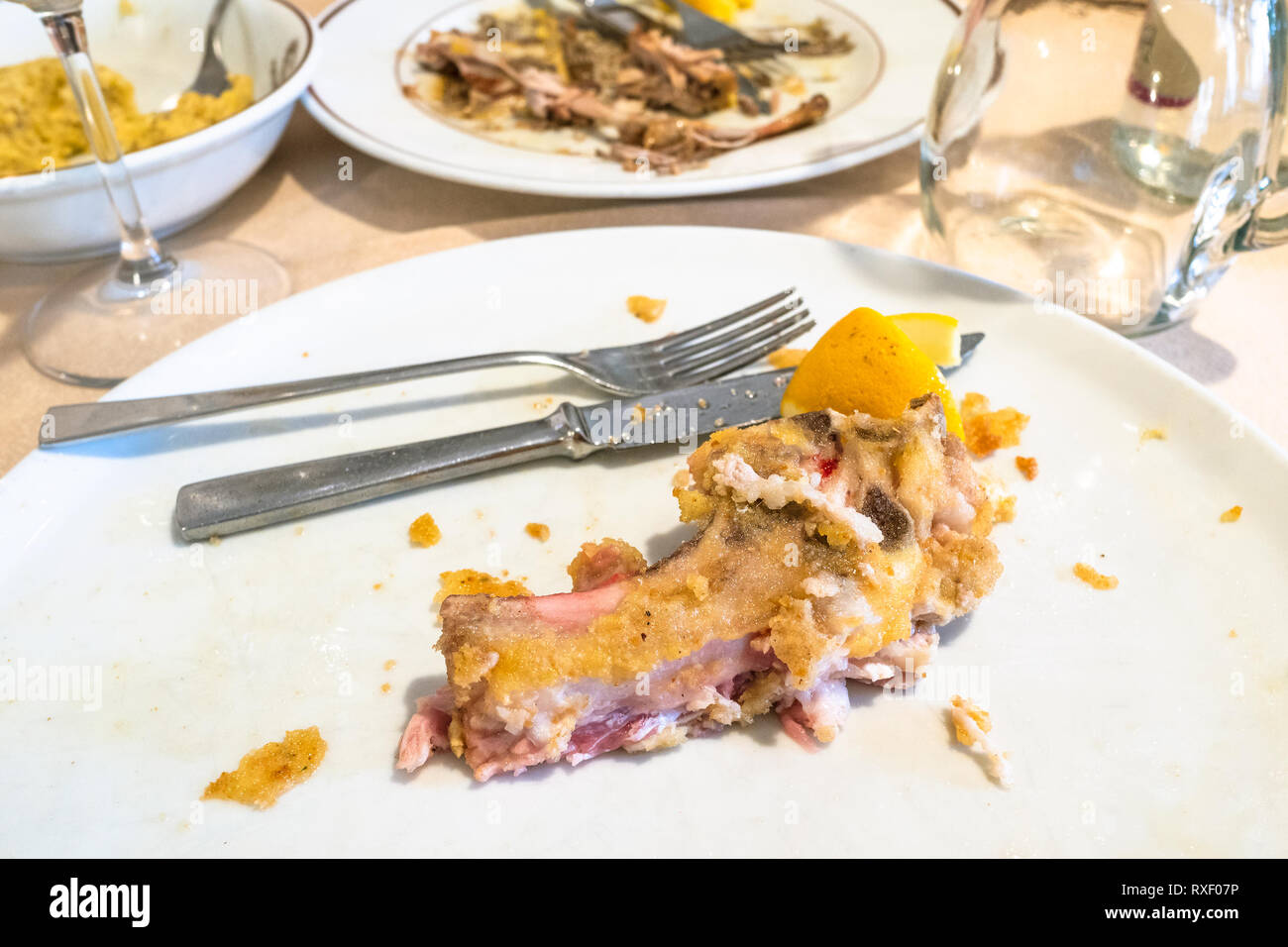 Remnant food -Fotos und -Bildmaterial in hoher Auflösung – Alamy