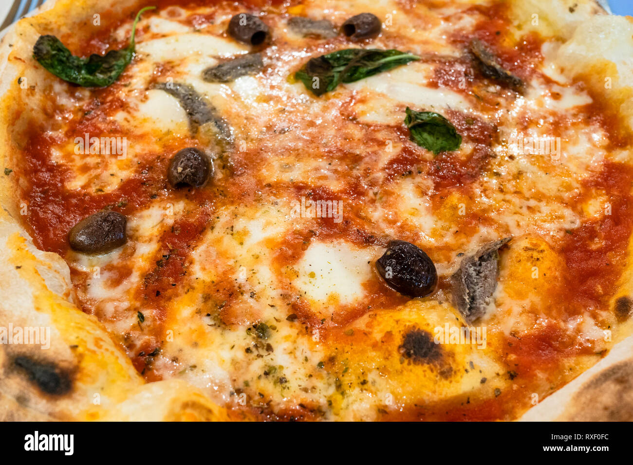 Pizza im holzofen gebacken -Fotos und -Bildmaterial in hoher Auflösung ...