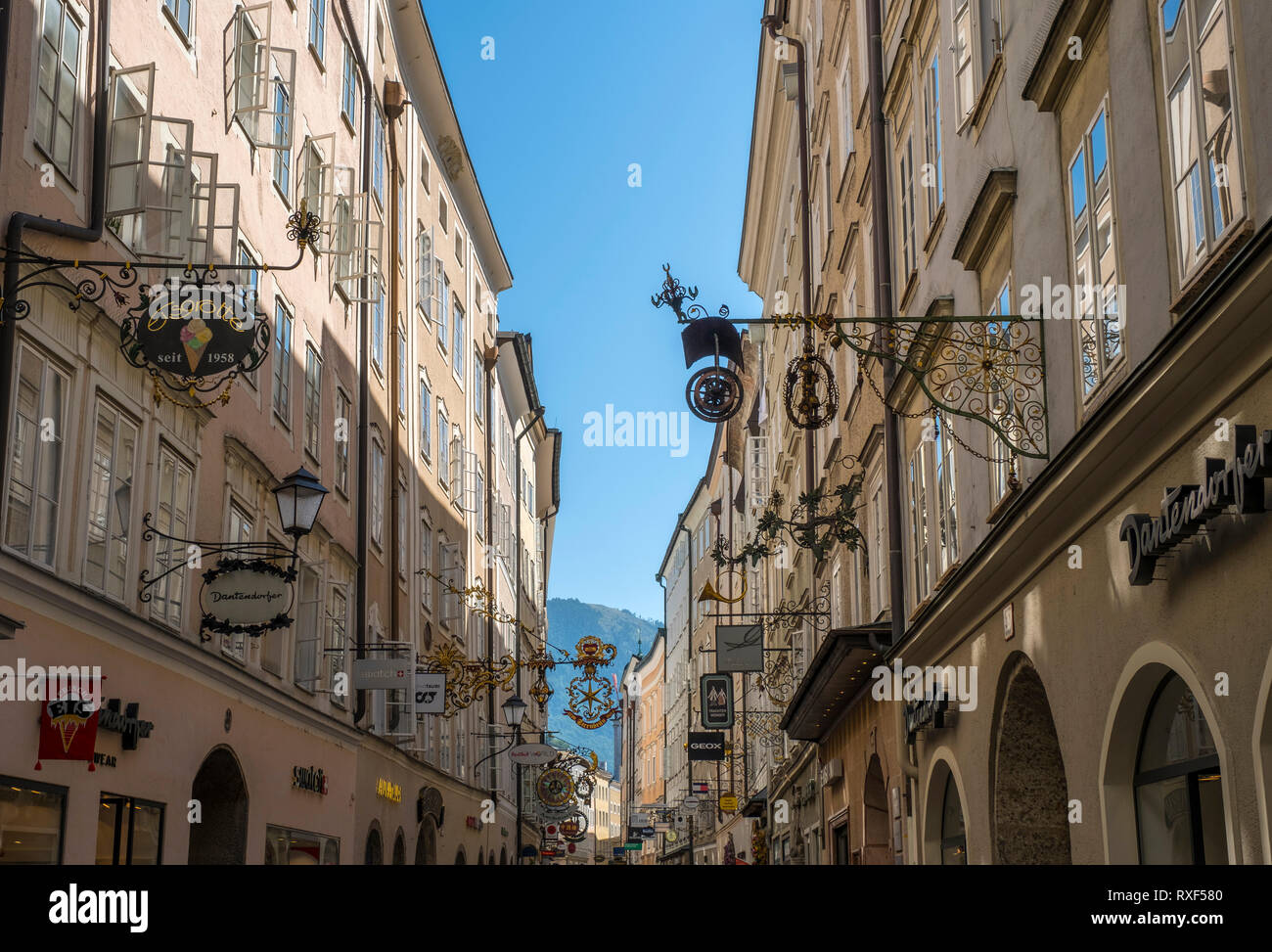 Getreidegasse old town salzburg austria -Fotos und -Bildmaterial in ...