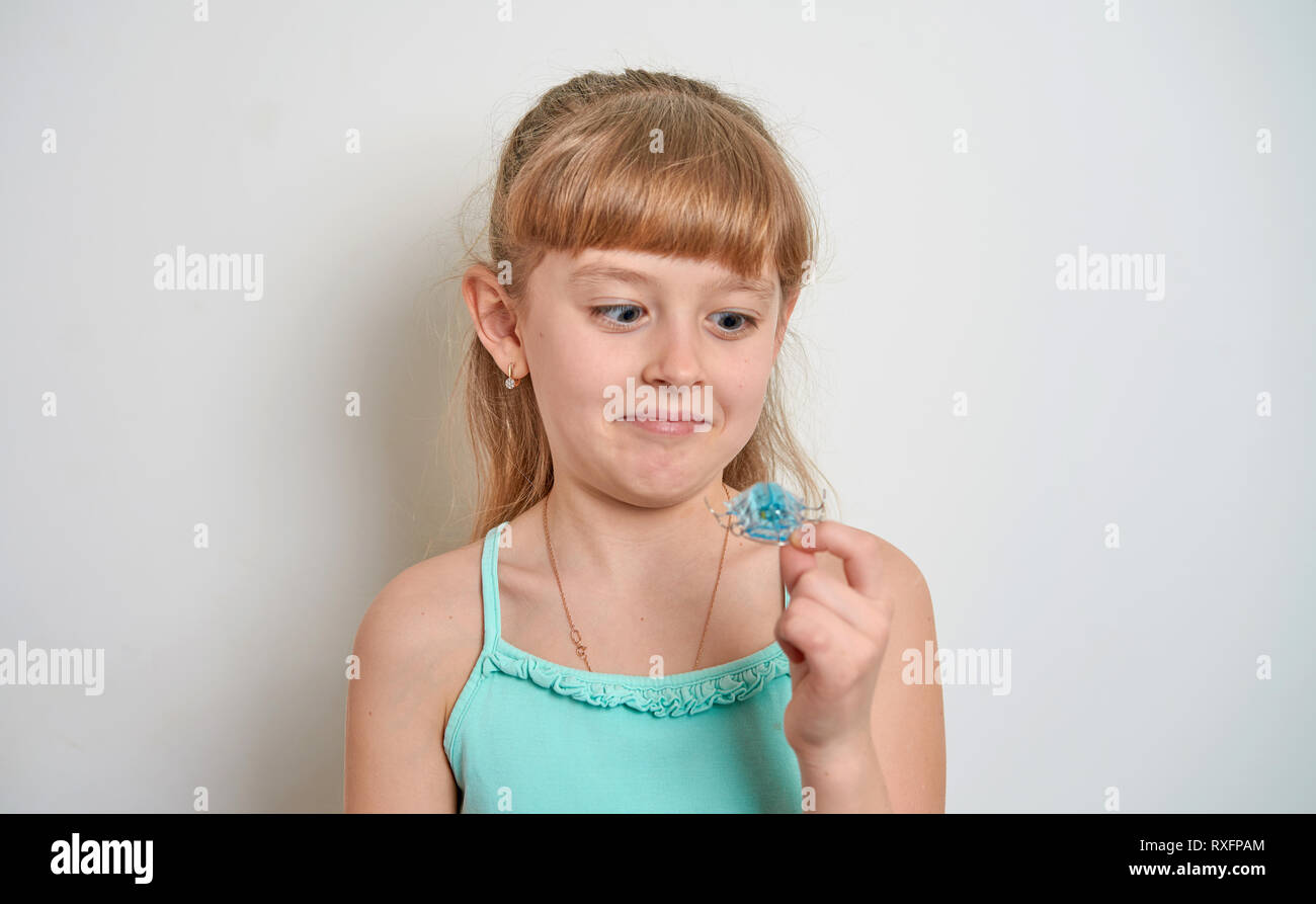 Kind mit zahnspange -Fotos und -Bildmaterial in hoher Auflösung – Alamy