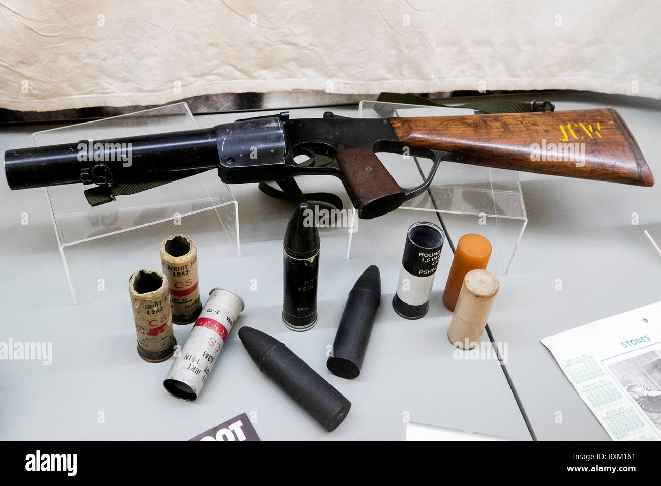 Rubber Bullet Gun Stockfotos und -bilder Kaufen - Alamy
