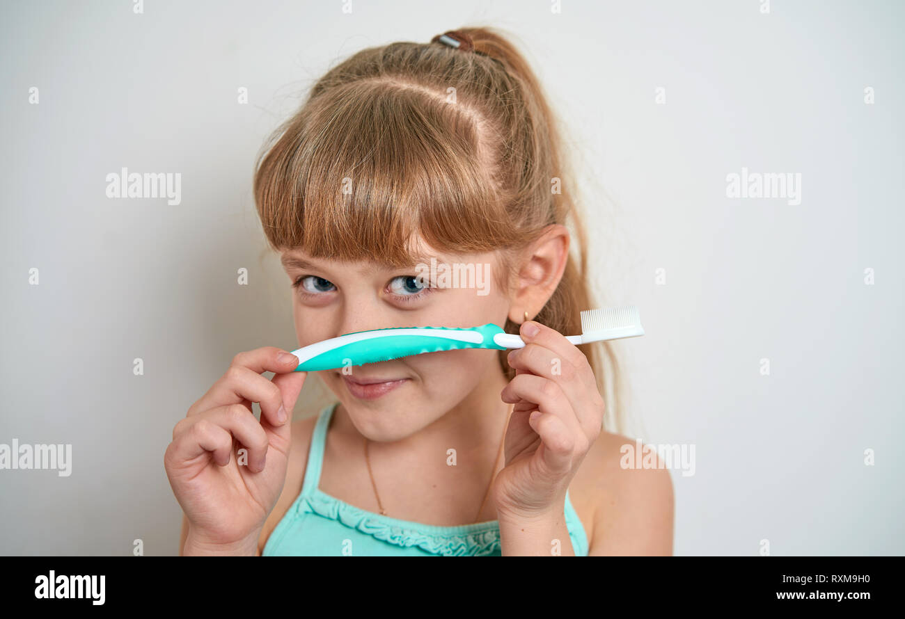 Kind mit zahnspange -Fotos und -Bildmaterial in hoher Auflösung – Alamy