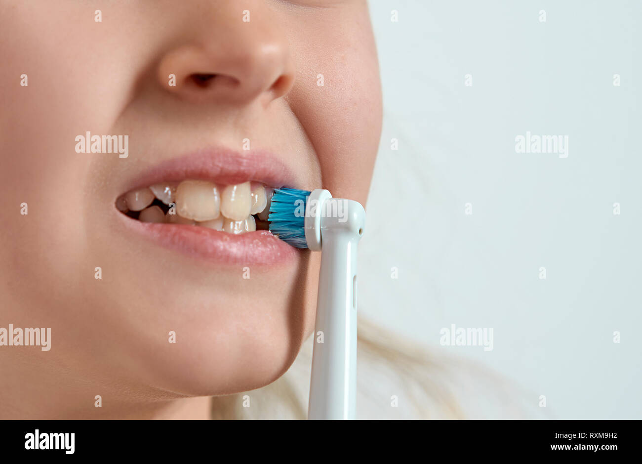 Kind mit zahnspange -Fotos und -Bildmaterial in hoher Auflösung – Alamy