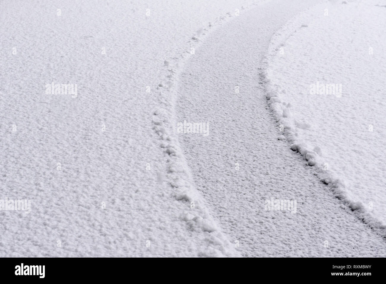 Boden mit frischem Schnee bedeckt, weiße Tapeten, verschneiten ...