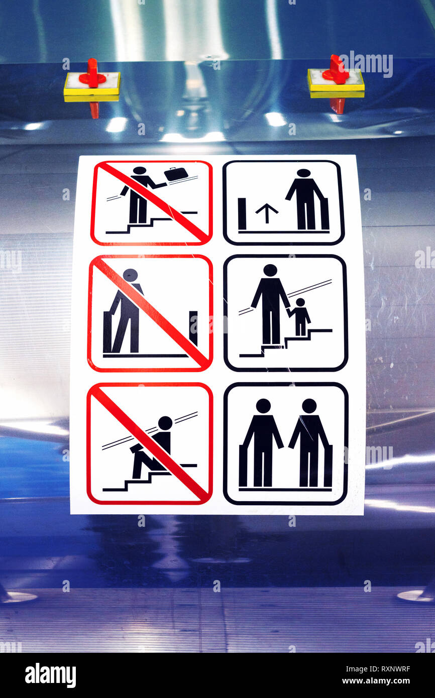 Zeichen auf der Rolltreppe. Warnschilder auf der Rolltreppe in der U ...
