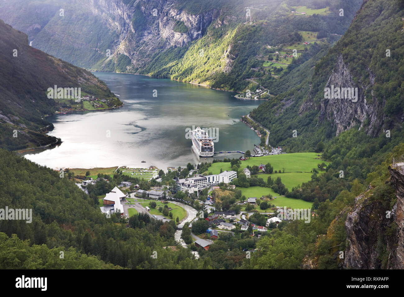 Panoramablick auf das Dorf Geiranger, ein Kreuzfahrtschiff und die ...