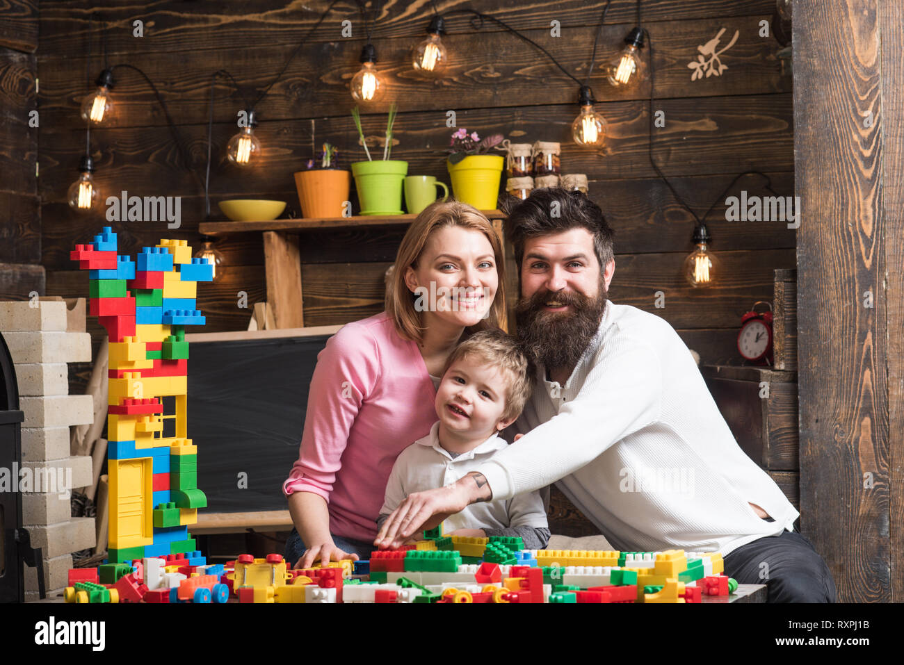 Familie Freizeit Konzept. Eltern umarmt, Sohn, spielen, genießen Sie ...
