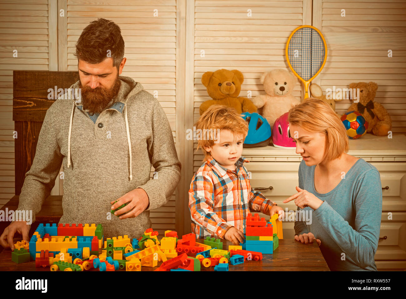 Vater und Mutter mit Kind spielen Konstruktor. kleinen Jungen spielen ...