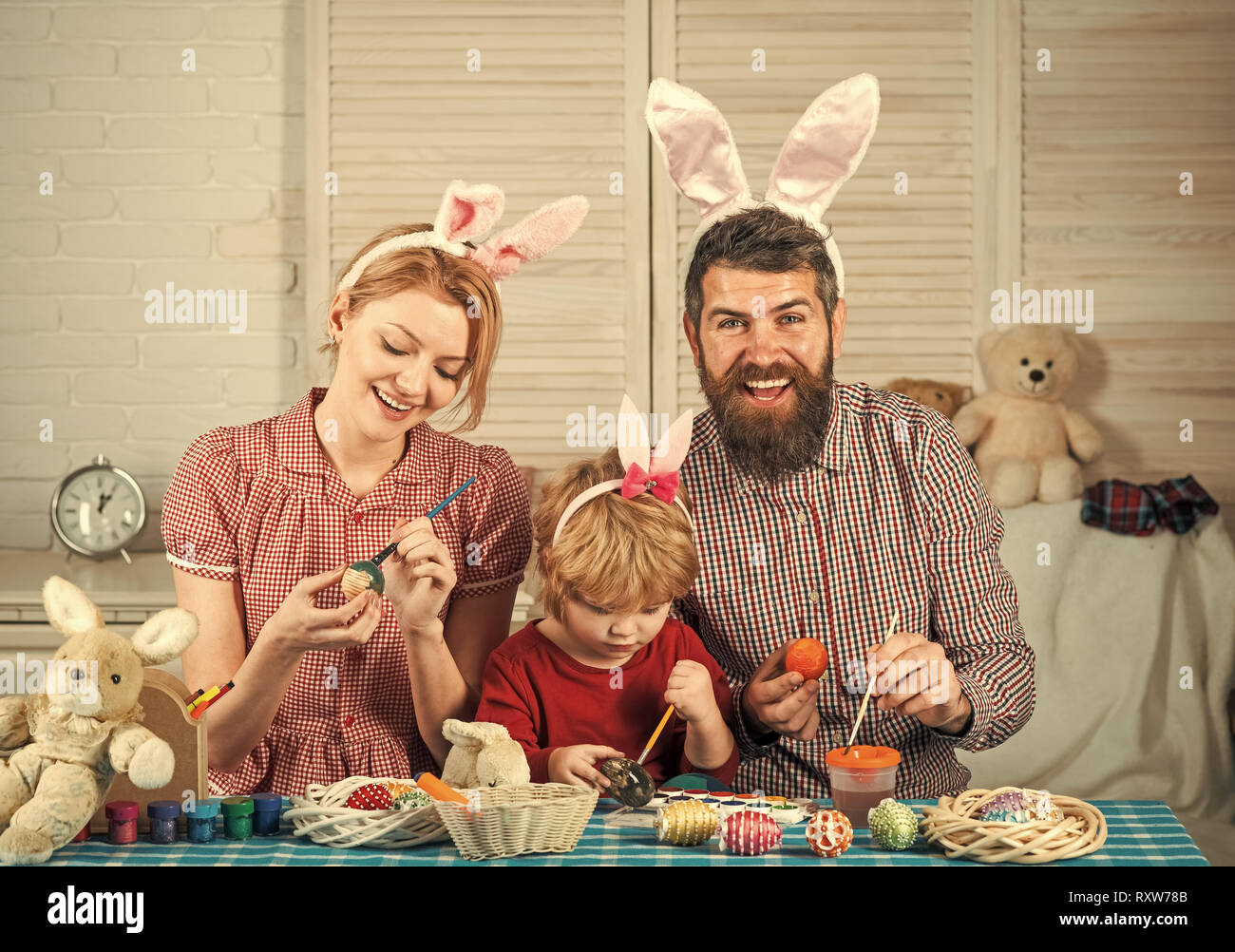 Familie ostern -Fotos und -Bildmaterial in hoher Auflösung – Alamy