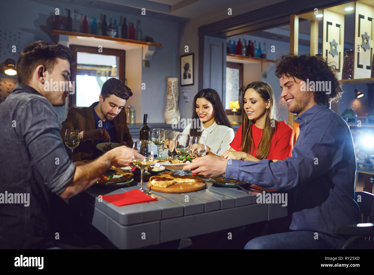 Essen im restaurant -Fotos und -Bildmaterial in hoher Auflösung – Alamy