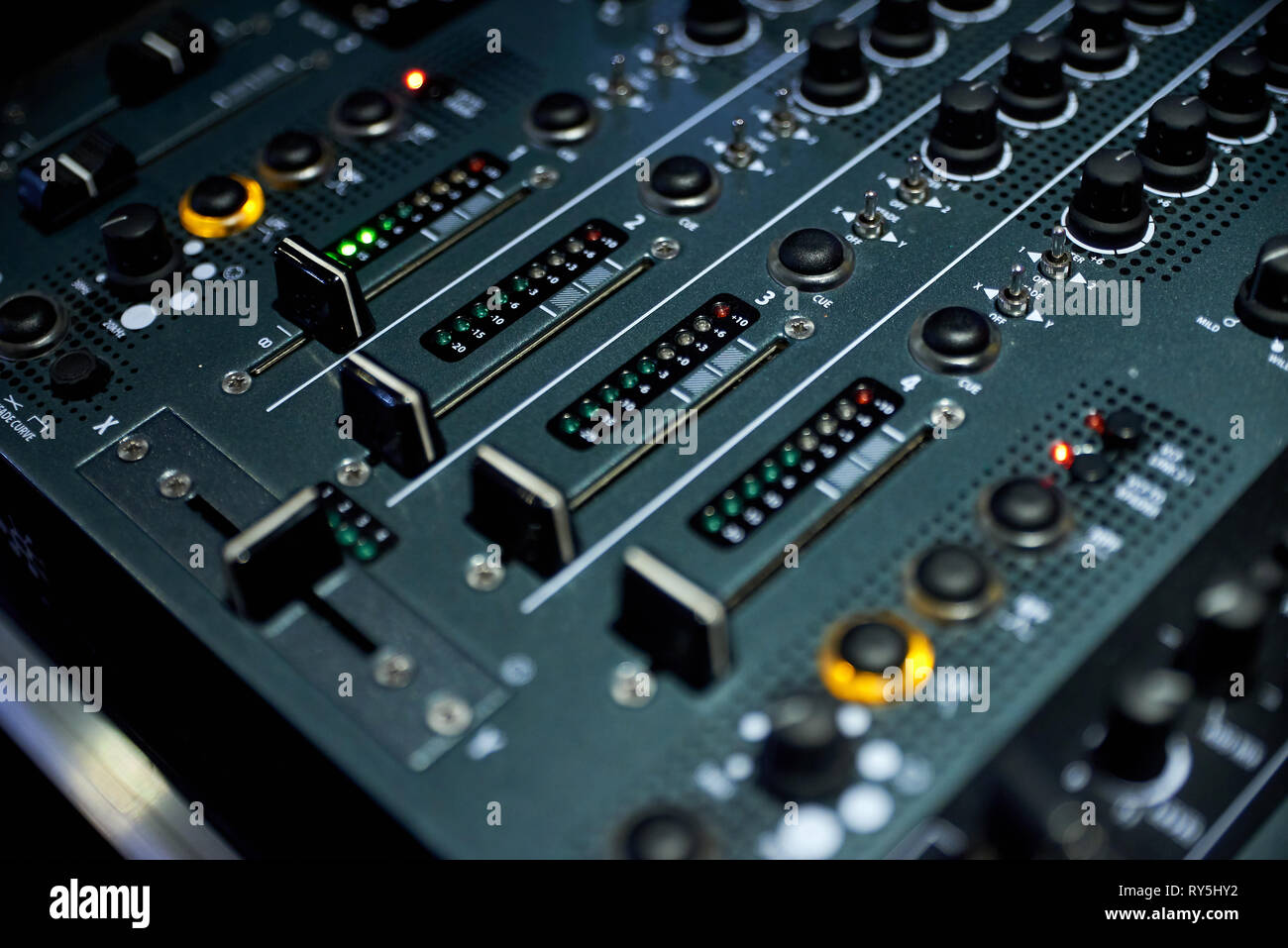 Dj pult -Fotos und -Bildmaterial in hoher Auflösung – Alamy
