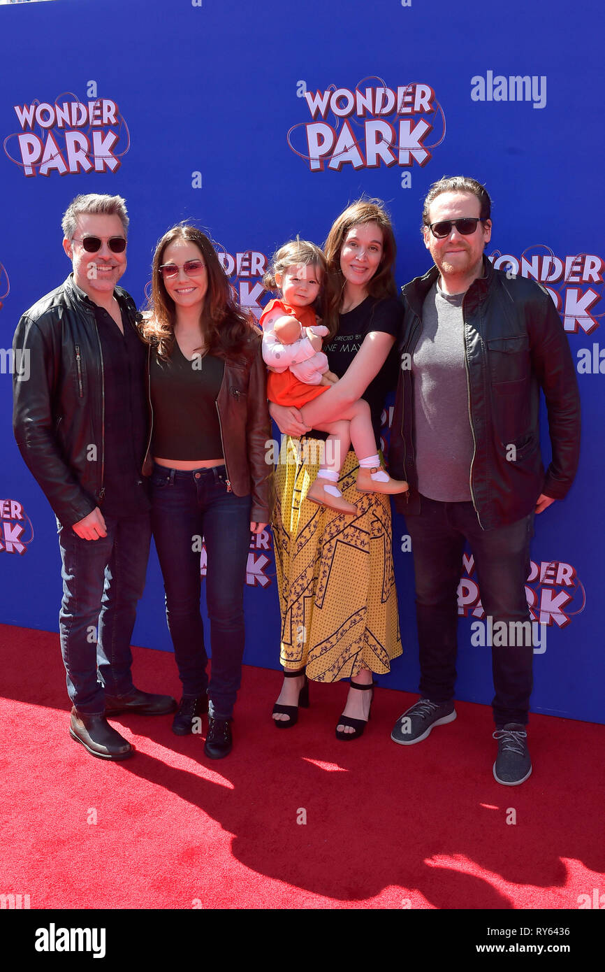 Andre Nemec, Jade Harlow und Josh Appelbaum mit Begleitung bei der ...