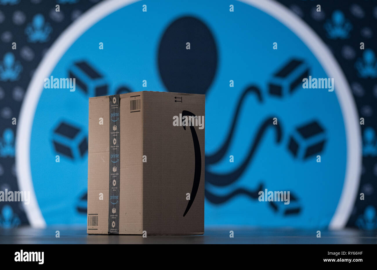 12. März 2019, Niedersachsen, Garbsen: ein Paket das Paket Versender ...