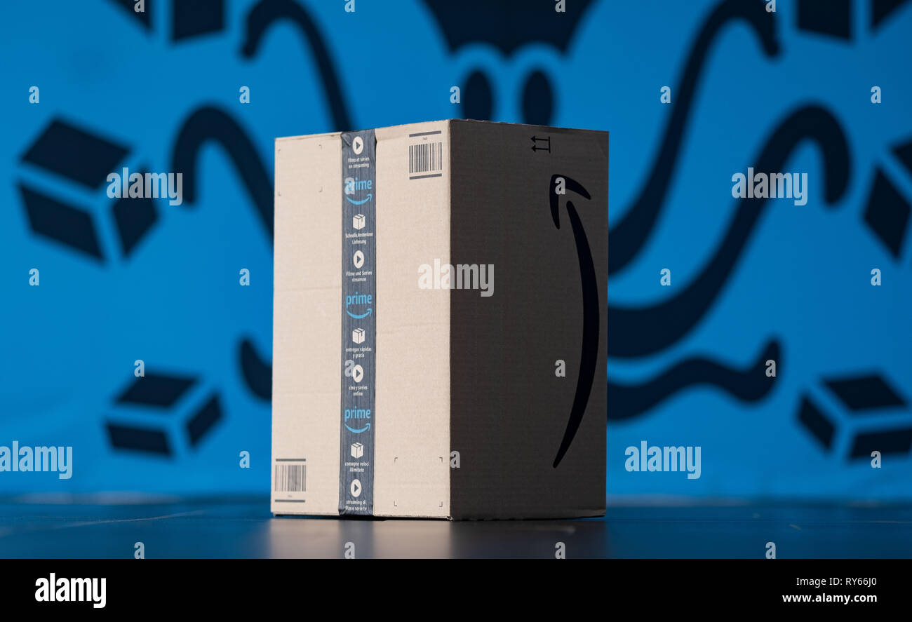 12. März 2019, Niedersachsen, Garbsen: ein Paket das Paket Versender ...