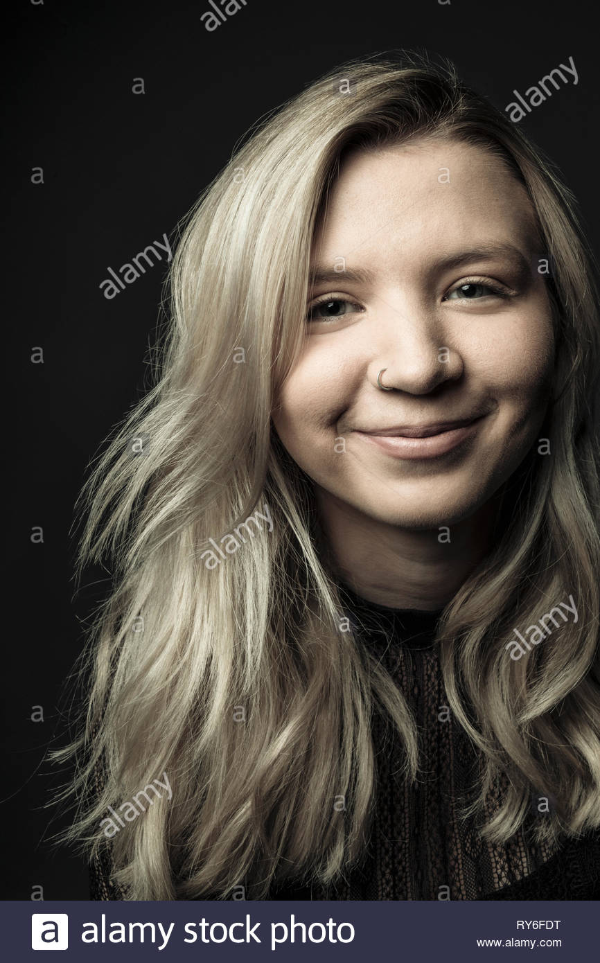 Portrait Zuversichtlich Schöne Junge Frau Mit Blondem Haar Und Nase 8968
