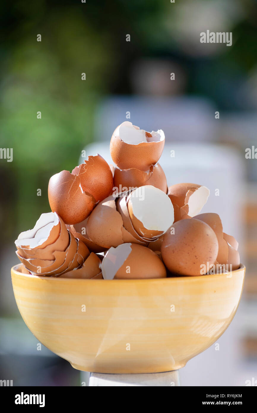 Broken bowl -Fotos und -Bildmaterial in hoher Auflösung – Alamy