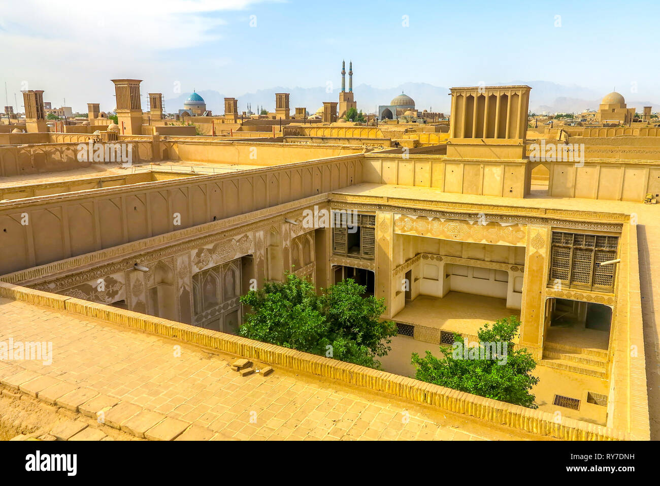 Yazd Altstadt Stadtbild mit begrüntem Dach Badgir Windcatcher Moschee ...