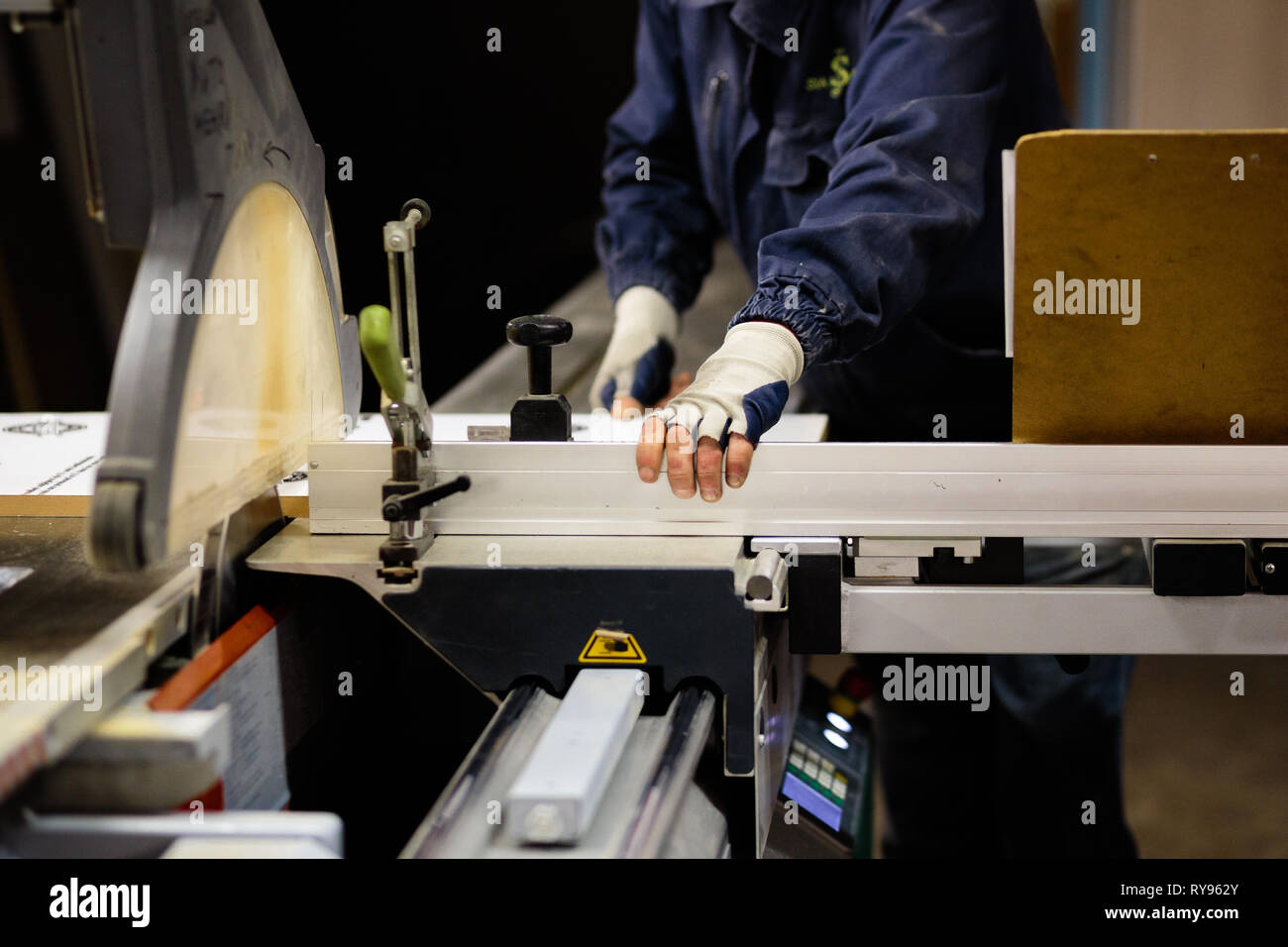 Holzverarbeitung und Möbelherstellung Konzept. Ein Tischler in der ...