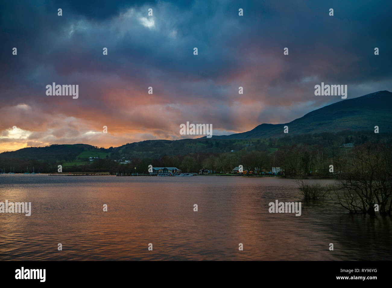 Bluebird coniston water -Fotos und -Bildmaterial in hoher Auflösung – Alamy