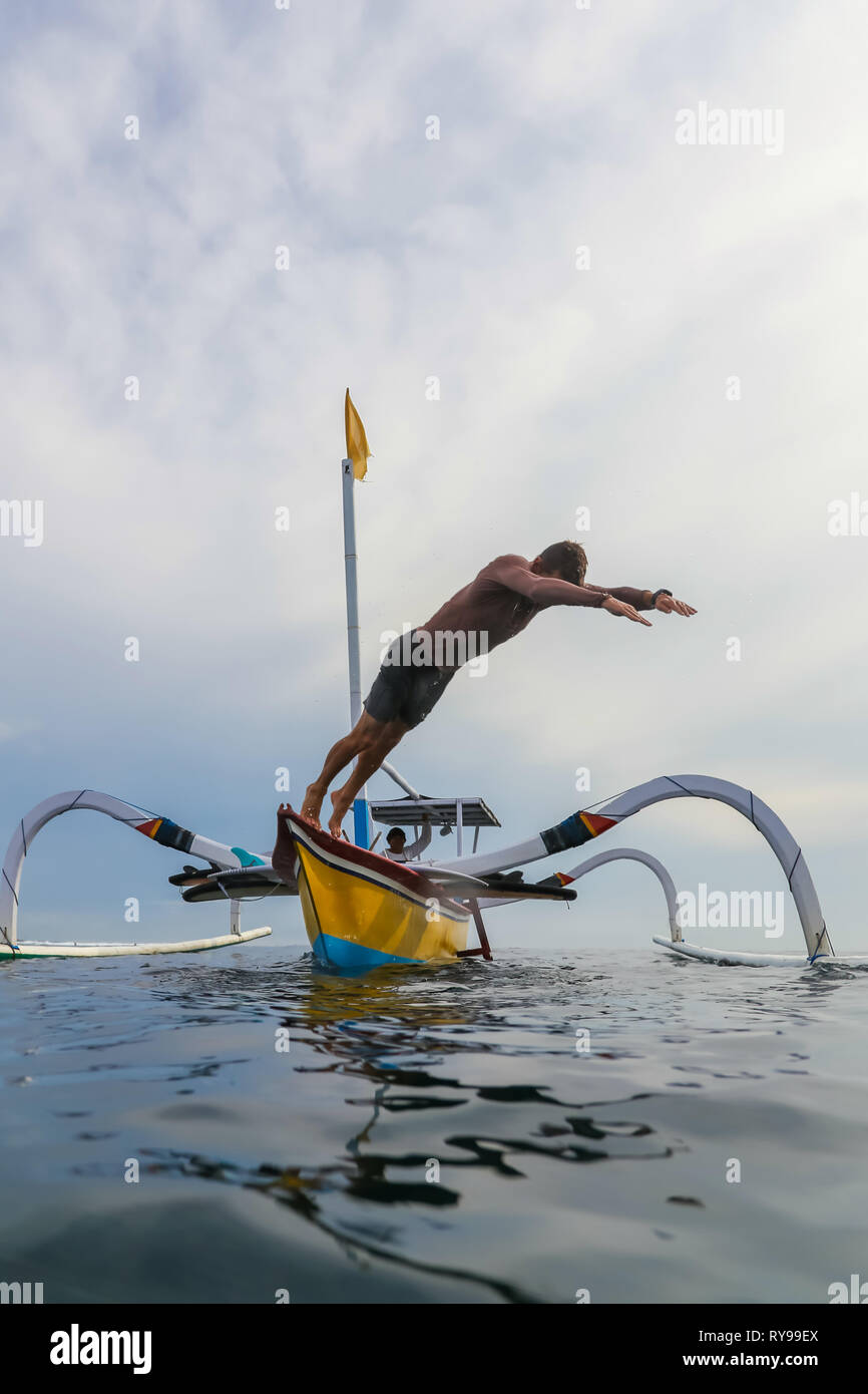 Mann Springt Vom Boot Ins Meer Stockfotos und -bilder Kaufen - Alamy