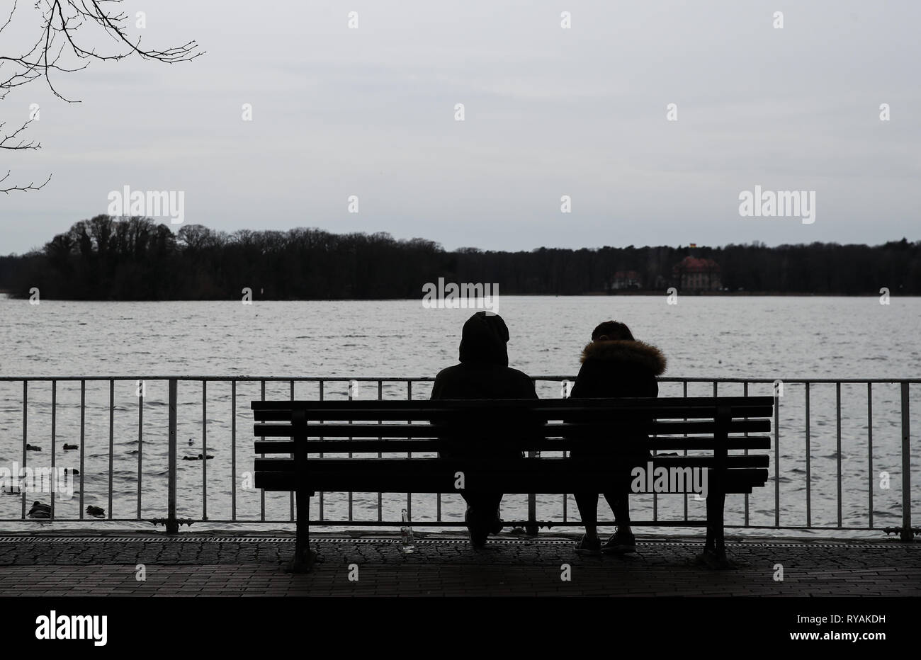 Zwei leute sitzen auf einer bank -Fotos und -Bildmaterial in hoher Auflösung – Alamy