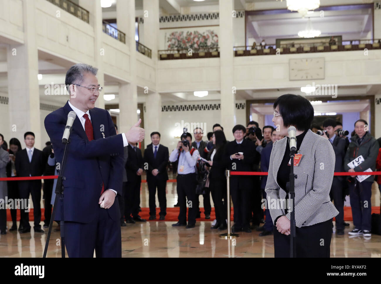 Peking, China. 13 Mär, 2019. Liang Yan (R) und Li Xiaopeng, Mitglieder der 13. Nationalen ...