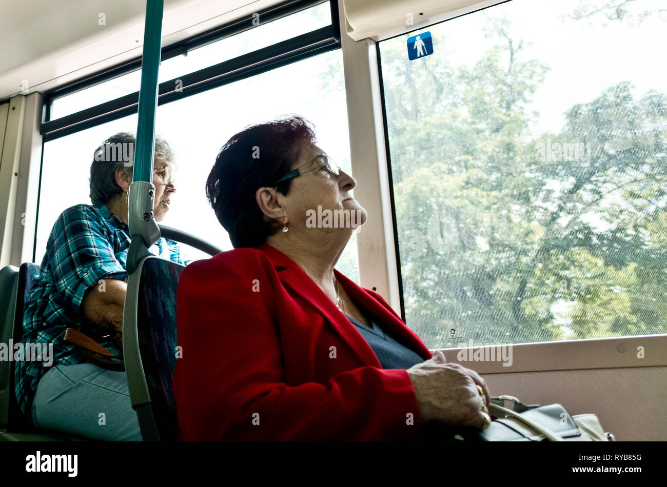 Two women sitting on bus -Fotos und -Bildmaterial in hoher Auflösung ...