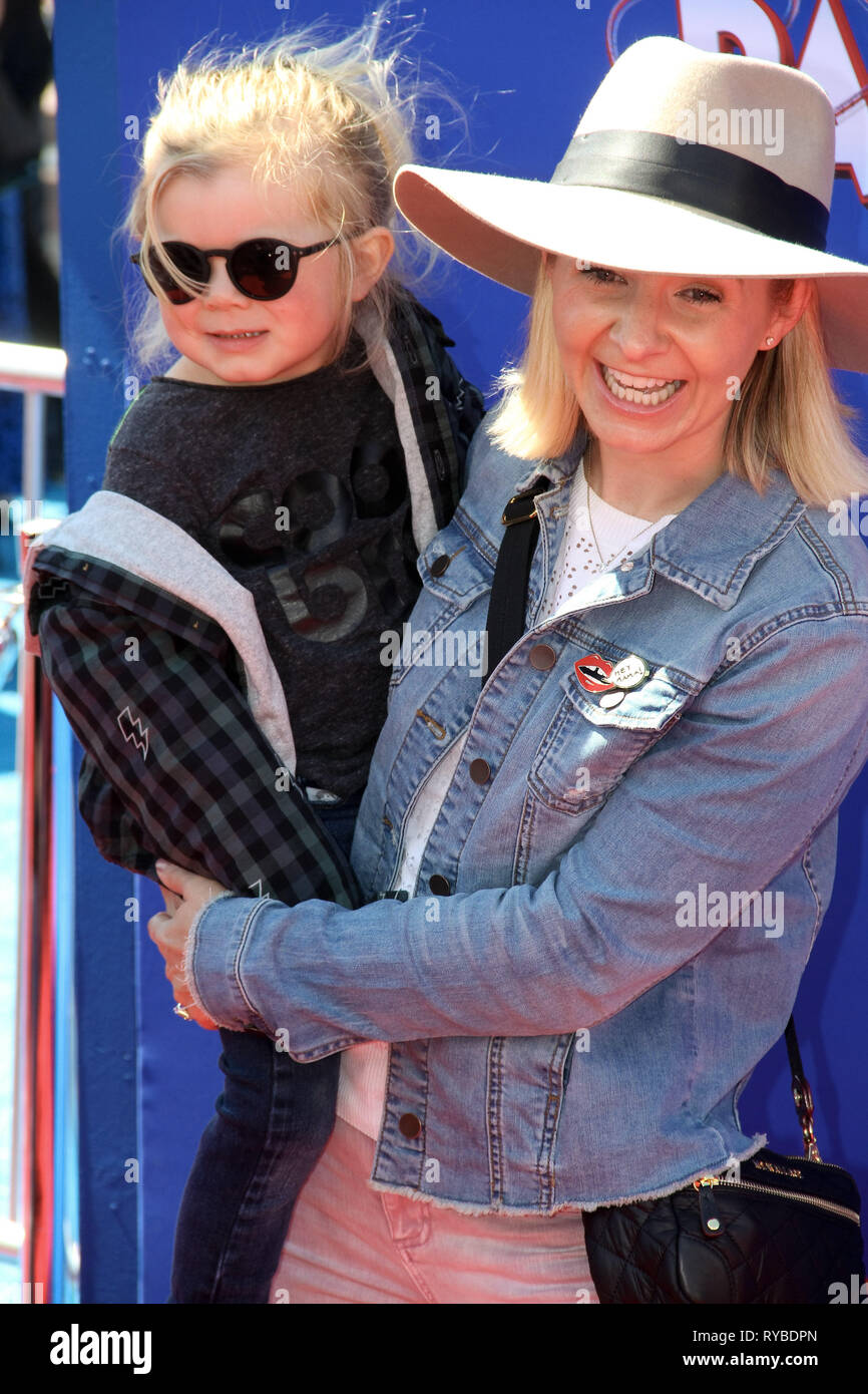 Beverley Mitchell und Sohn Hutton Cameron im Paramount Animation und ...