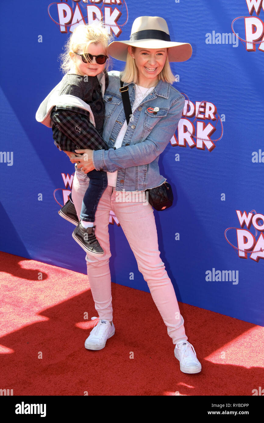 Beverley Mitchell und Sohn Hutton Cameron im Paramount Animation und ...