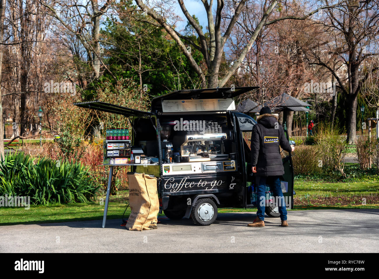 Vienna street drink -Fotos und -Bildmaterial in hoher Auflösung – Alamy