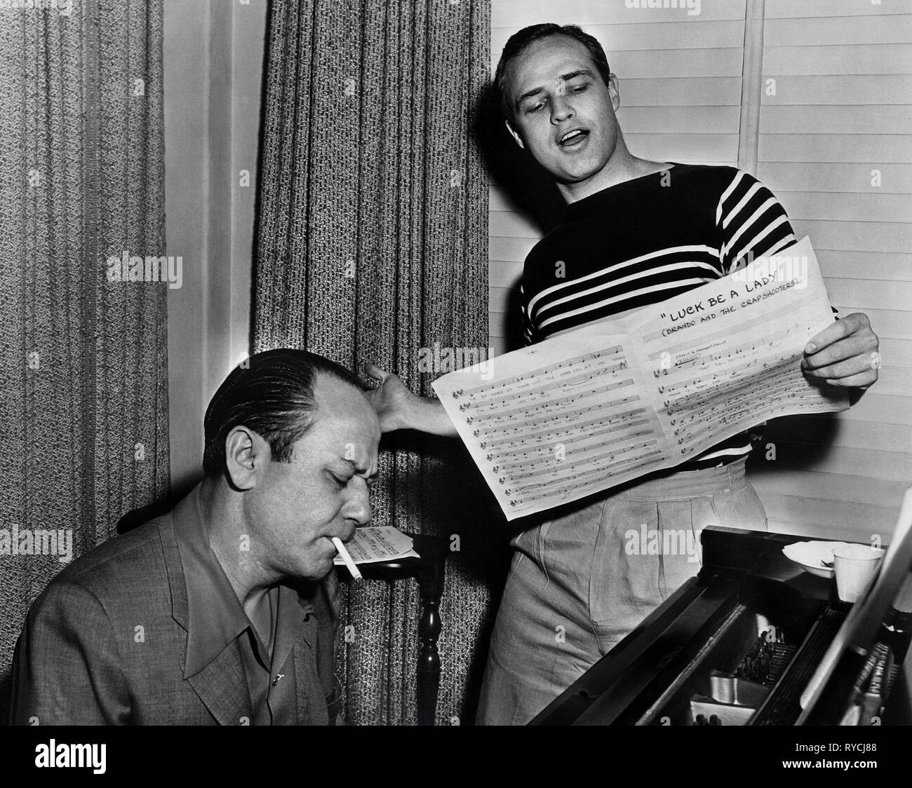 MARLON BRANDO, FRANK LOESSER, Kerle und Puppen, 1955 Stockfotografie ...