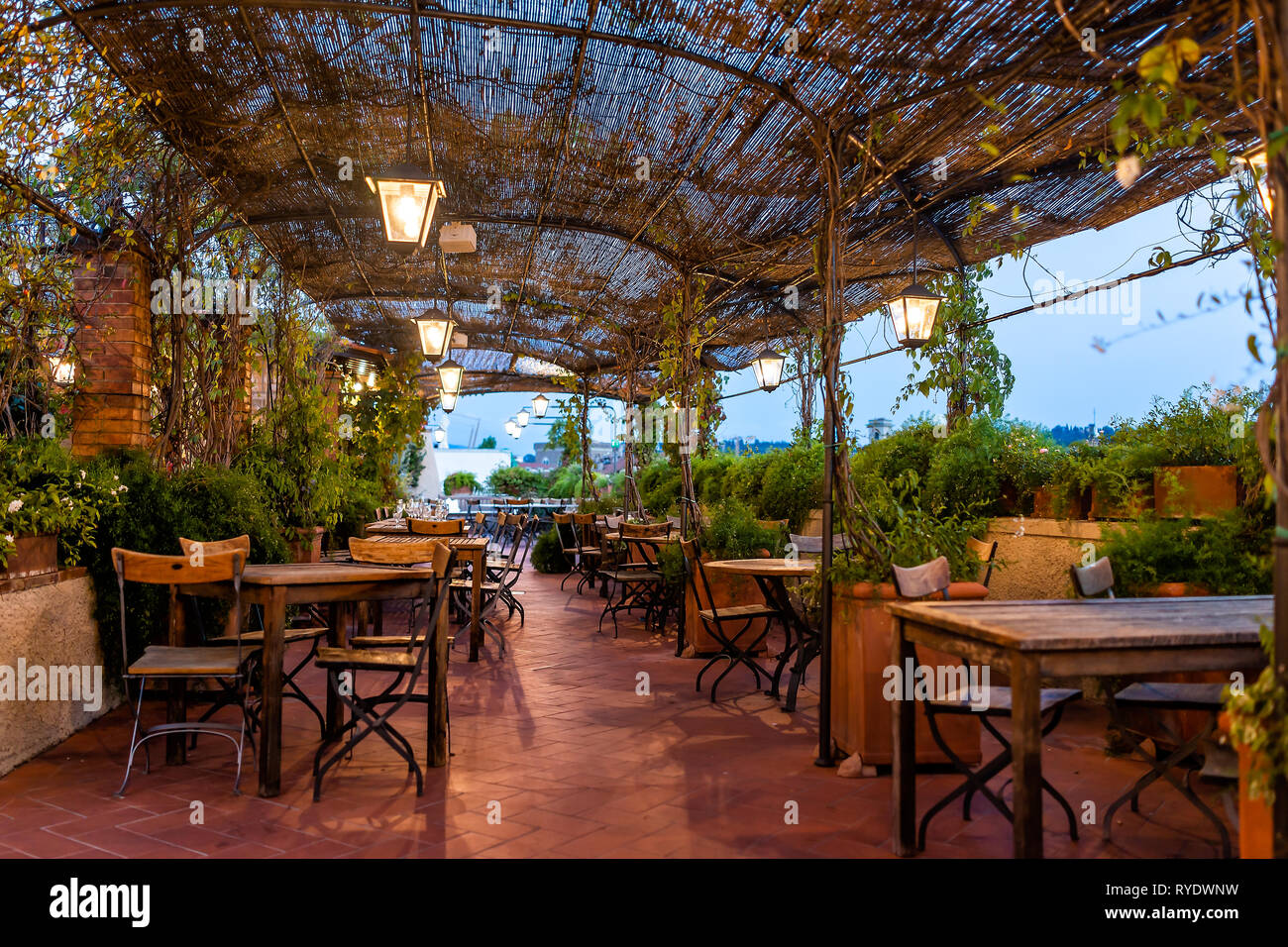 Typische italienische Restaurant auf der Dachterrasse Holztischen in ...