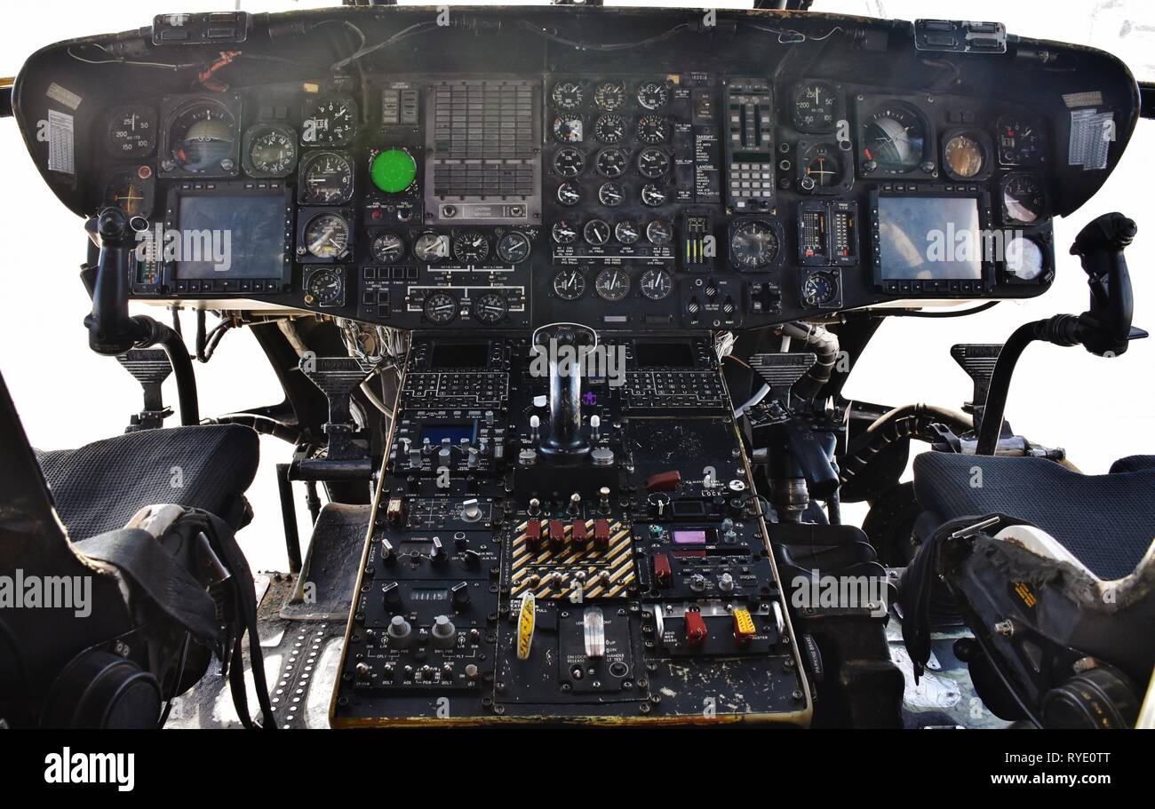 Das Cockpit des Marine Corps Sikorsky CH-53E Super Stallion ...