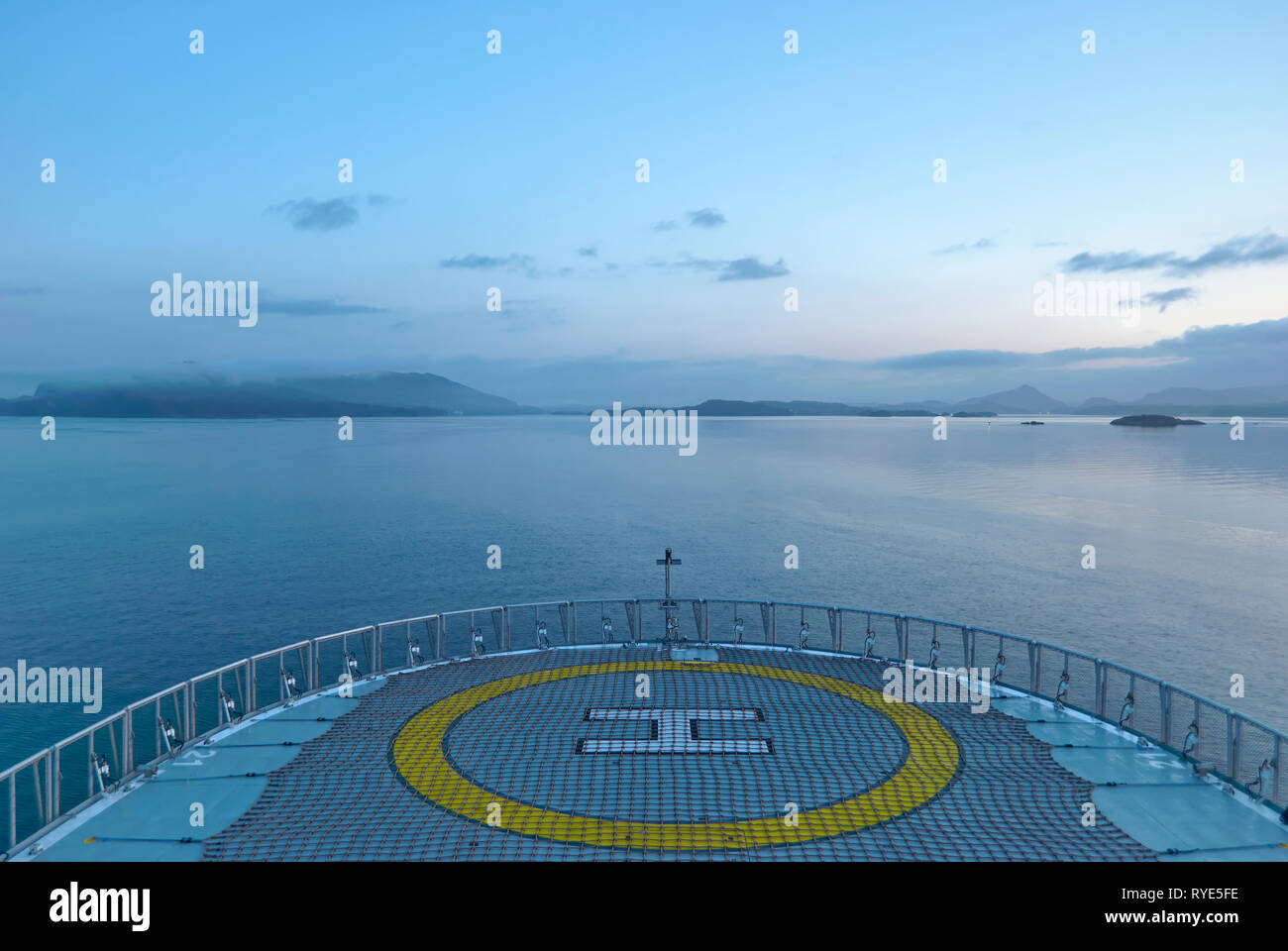 Helideck am bug des schiffes -Fotos und -Bildmaterial in hoher ...