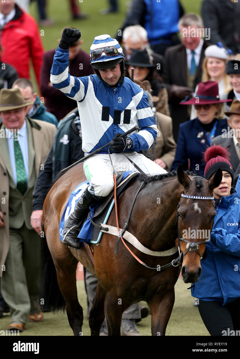 Jockey Nico de Boinville feiert auf William Henry nach dem Gewinn der ...