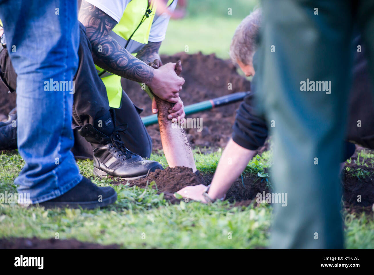 Lebendig begraben stunt -Fotos und -Bildmaterial in hoher Auflösung – Alamy