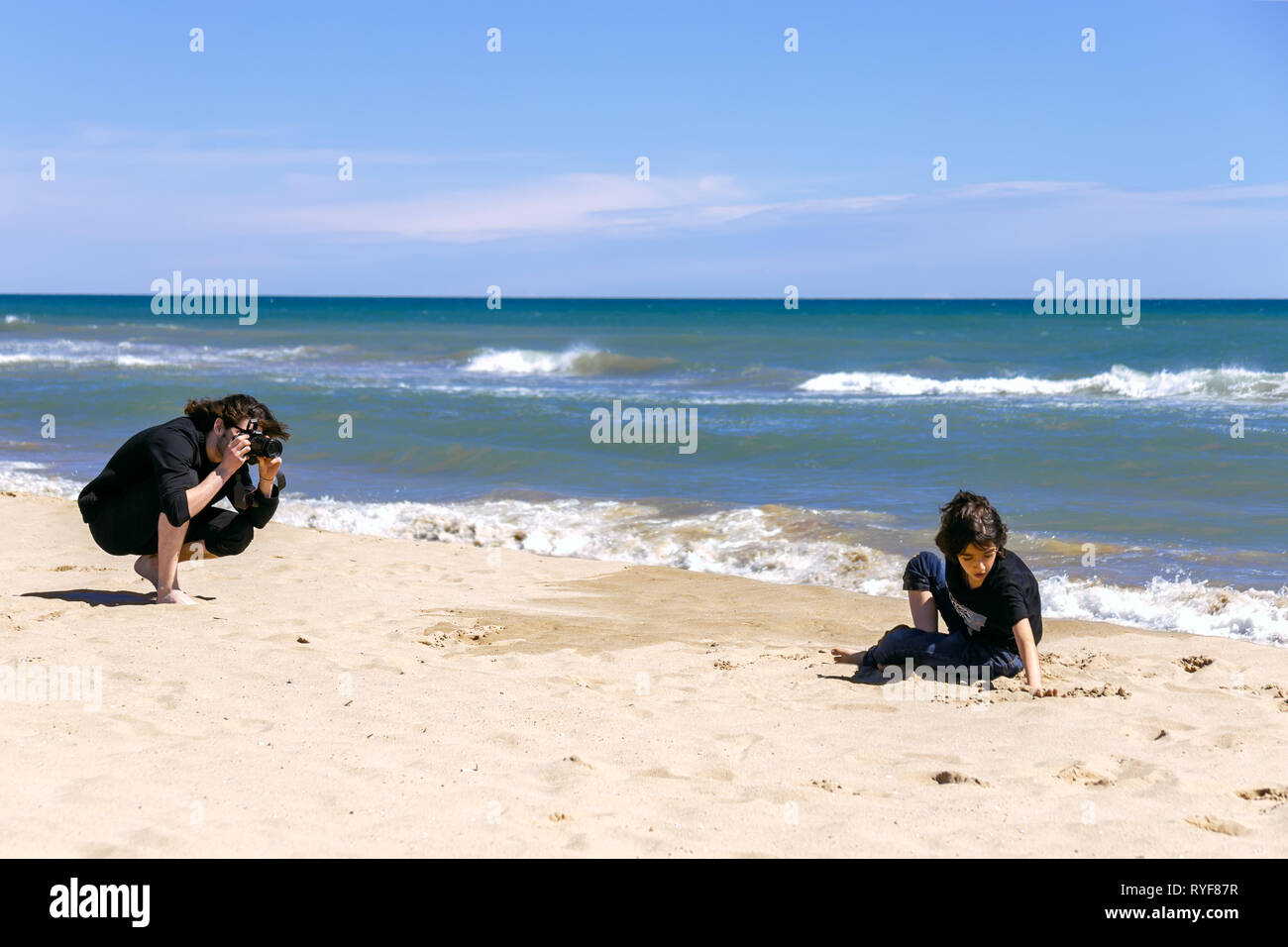 Junge liegend am strand -Fotos und -Bildmaterial in hoher Auflösung – Alamy