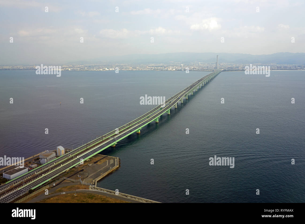 OSAKA, Japan - 1 Mar 2019 - Blick auf die KIX Access Bridge, eine ...