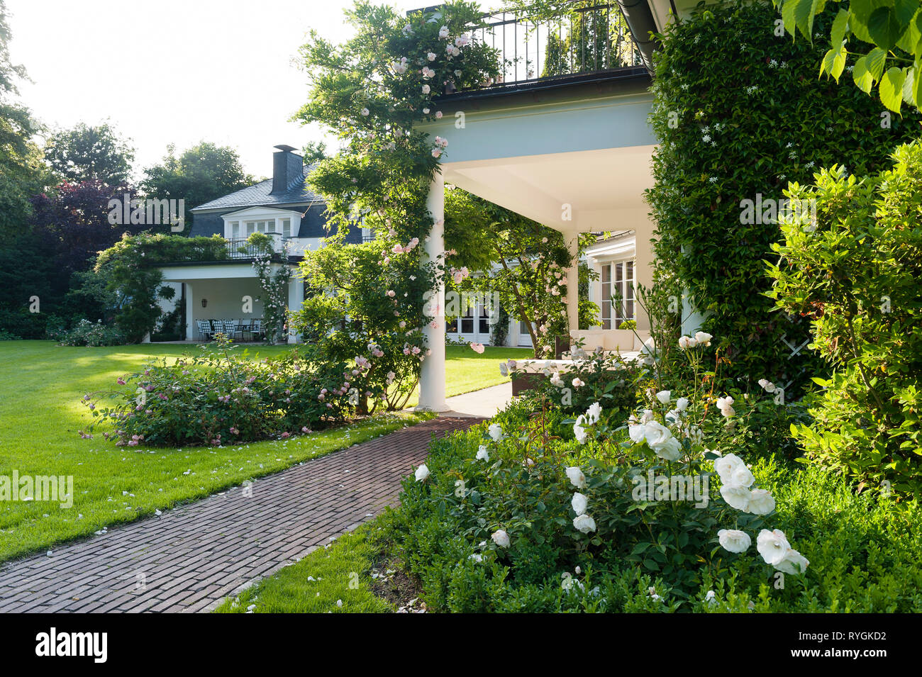 Pfad im formalen garten -Fotos und -Bildmaterial in hoher Auflösung – Alamy