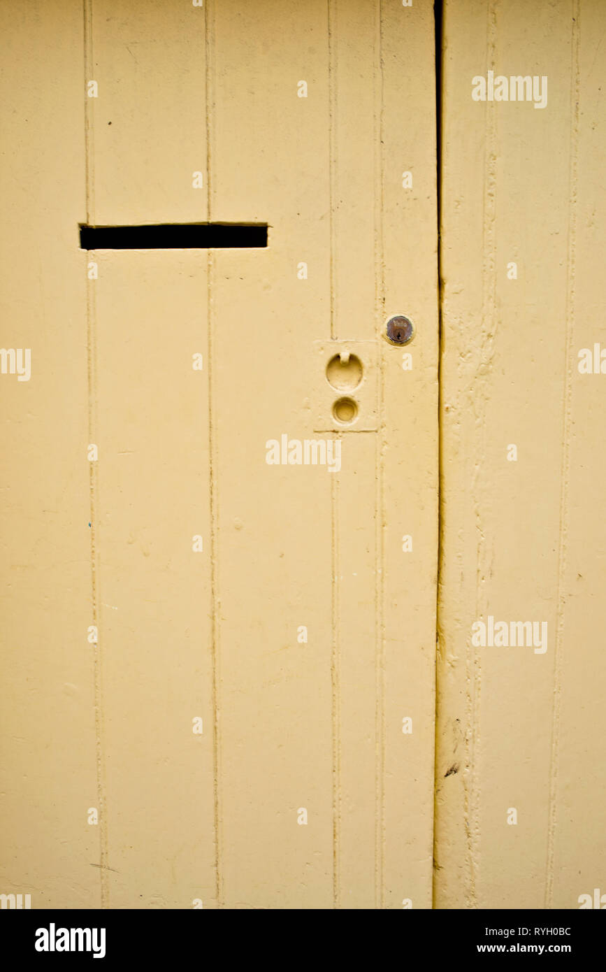 Gelbe tür -Fotos und -Bildmaterial in hoher Auflösung – Alamy